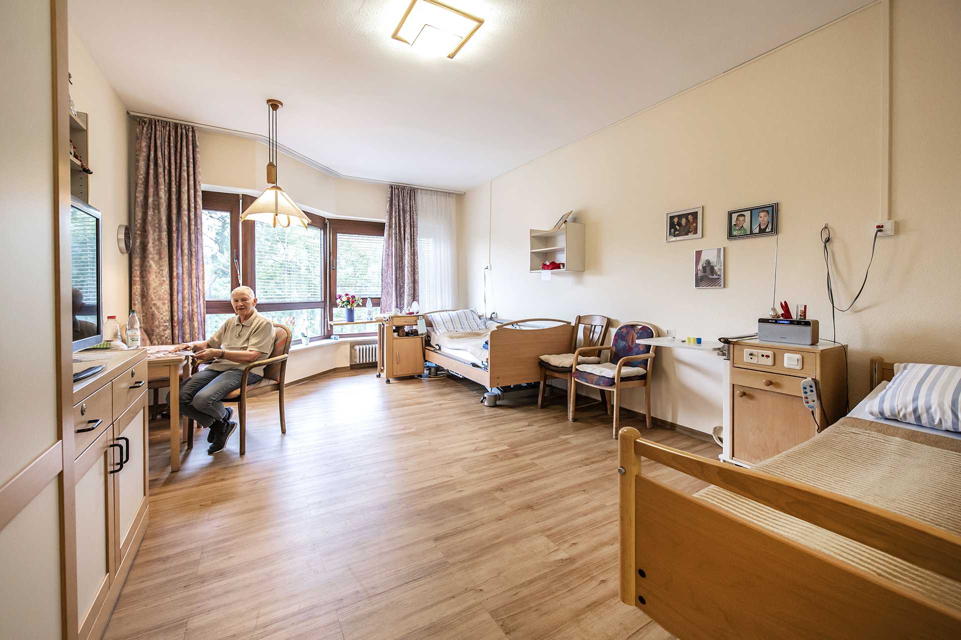 Ausstattung im Haus mit Cafe und anderen Räumlichkeiten